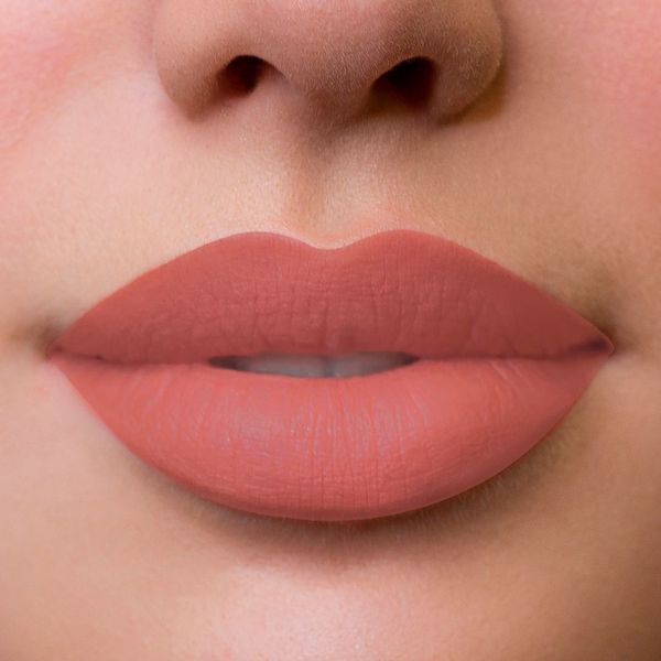 Labial Líquido Vogue Resist A Prueba De Besos Mate 14 Hrs. Elegante